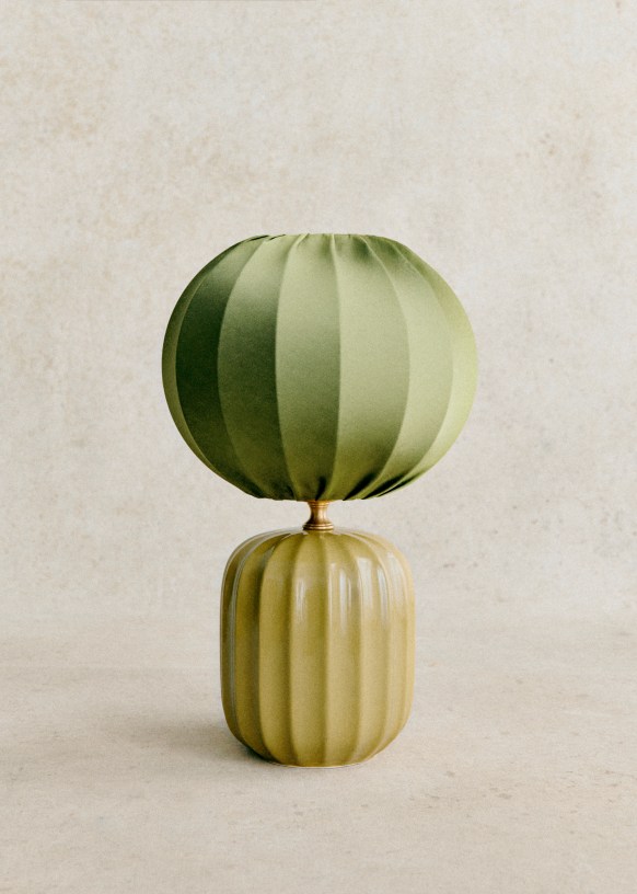 Lampe Traviata petit modèle - Vert olive - Abat-jour Sonate - Vert ... Lampe Traviata petit modèle - Vert olive - Abat-jour Sonate - Vert ...