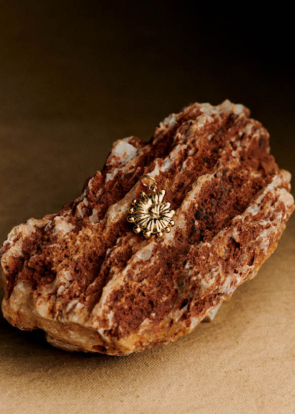 Sheldon Charm - Gold - Majority recycled brass - Sézane